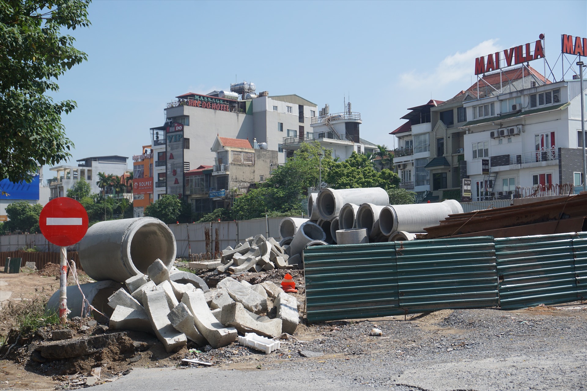 Đoạn đê chống lũ Âu Cơ thi công chậm tiến độ, người dân gặp phiền toái