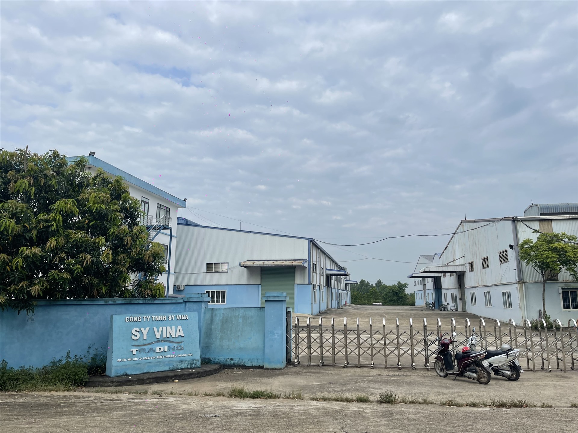 Bị nợ BHXH, công nhân công ty TNHH SY VINA làm thủ tục để khởi kiện ...