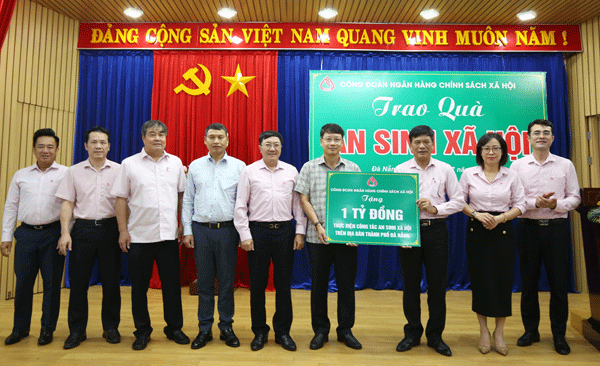 Ngân hàng Chính sách xã hội trao tặng Đà Nẵng 1 tỉ đồng nhằm an sinh xã hội