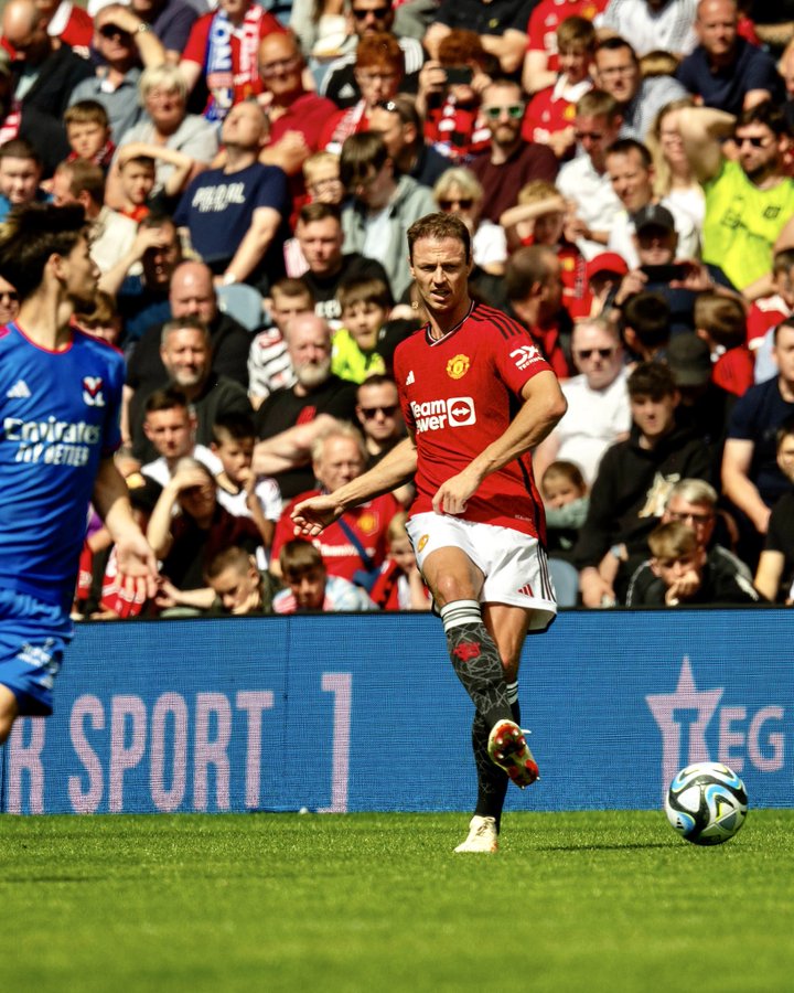 Jonny Evans trở lại Man United là phương án ngắn hạn hay dự phòng dài hạn?