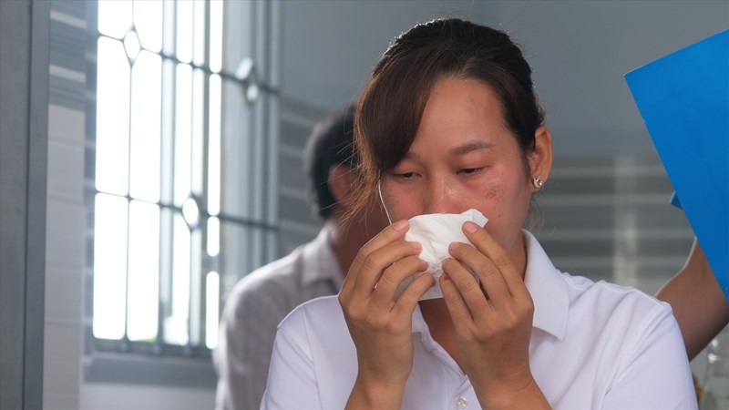 Đoàn viên, người lao động không kìm nổi nước mắt khi nhận Mái ấm Công đoàn