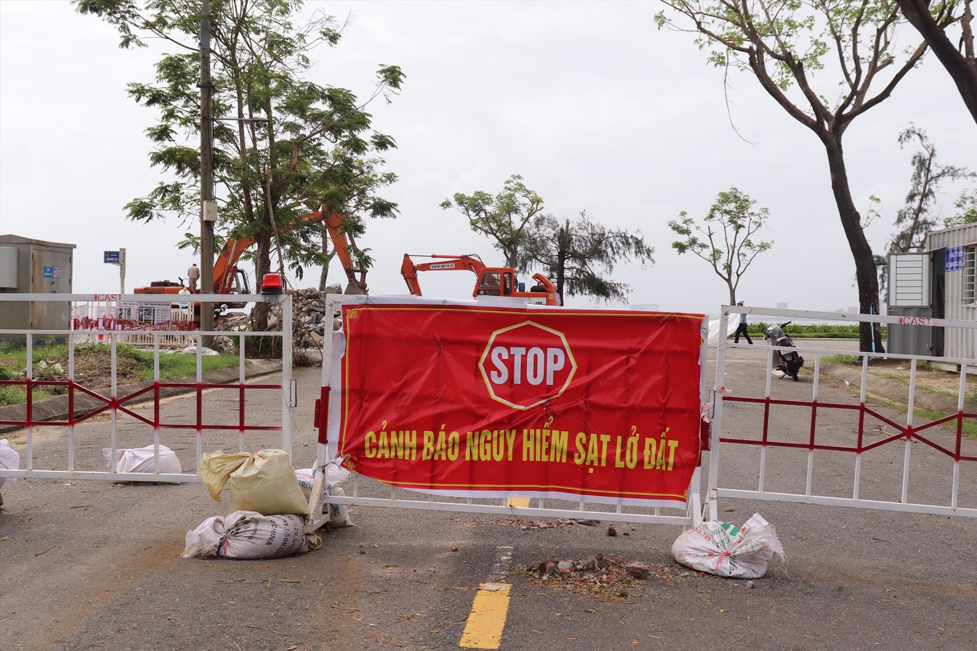 Nhiều cây xanh ngã đổ, đất đá bị sạt lở gây ách tắc trên đèo Bảo Lộc