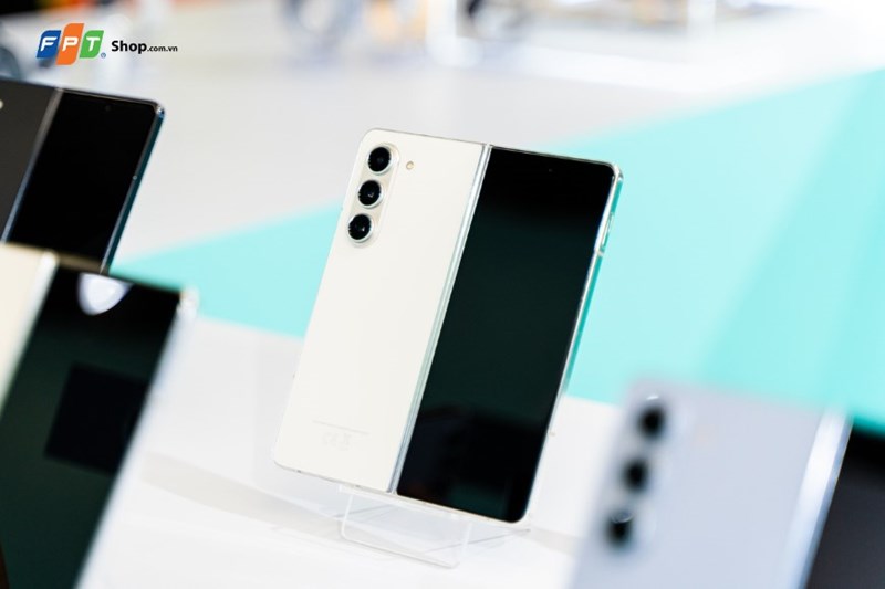 FPT Shop có nhiều ưu đãi khi pre-oder Samsung Galaxy Z5 series