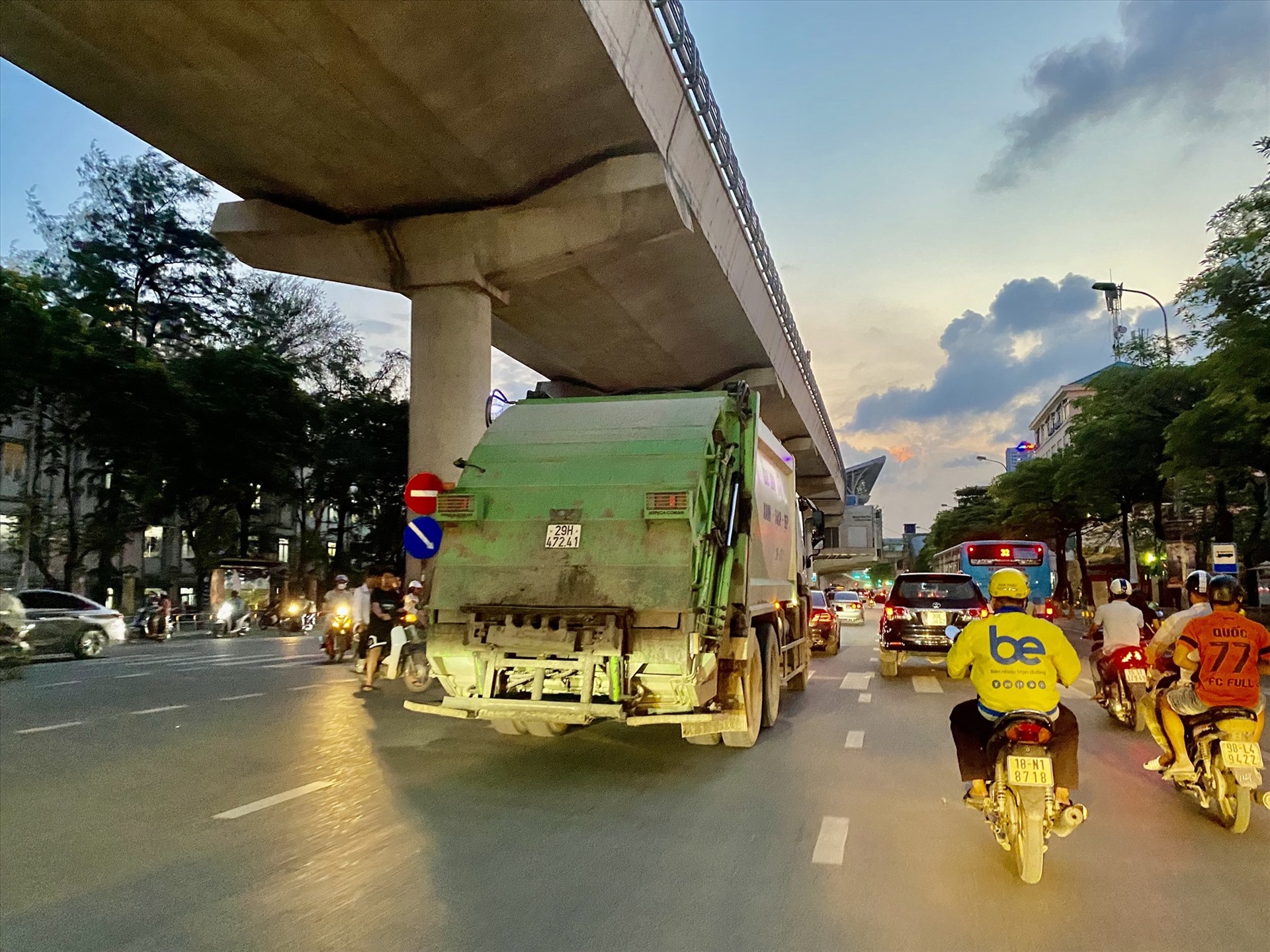 Xe rác chạy trên đường phố Hà Nội bất chấp giờ giấc