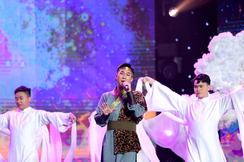 Hoàng Luân "Người kể chuyện tình" trải lòng về khó khăn khi vào nghề