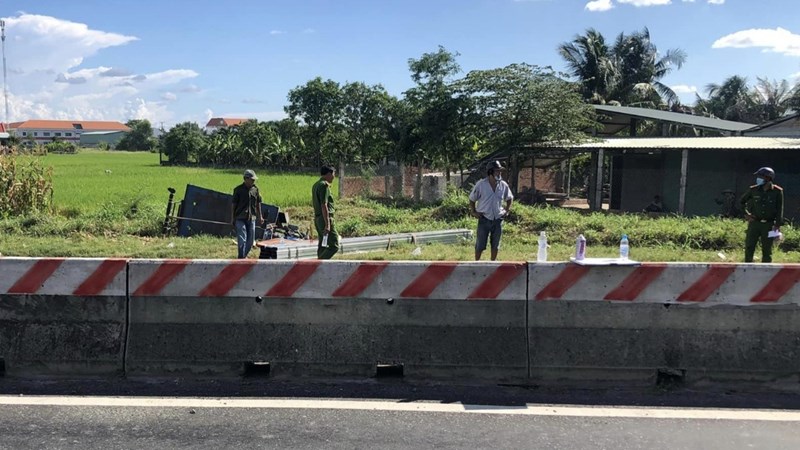 Khoảnh khắc cây rơi từ xe đầu kéo làm lật và đè tử vong người lái ba gác