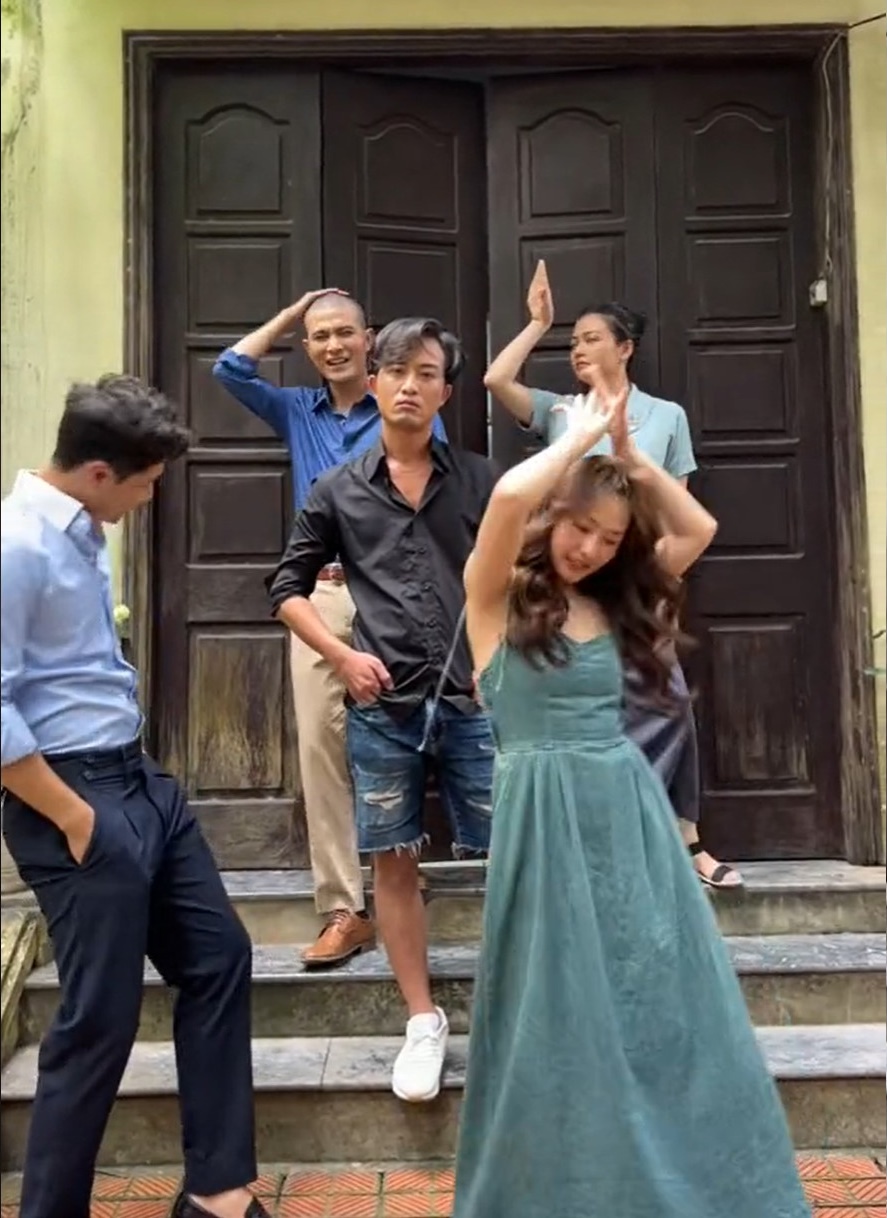 Lộ ảnh Công mắc bệnh nan y, Kiều Anh "quay xe" ở cuối phim Gia đình mình vui bất thình lình