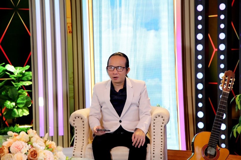 Nhạc sĩ khiếm thị chơi 10 nhạc cụ và hôn nhân với vợ kém 18 tuổi