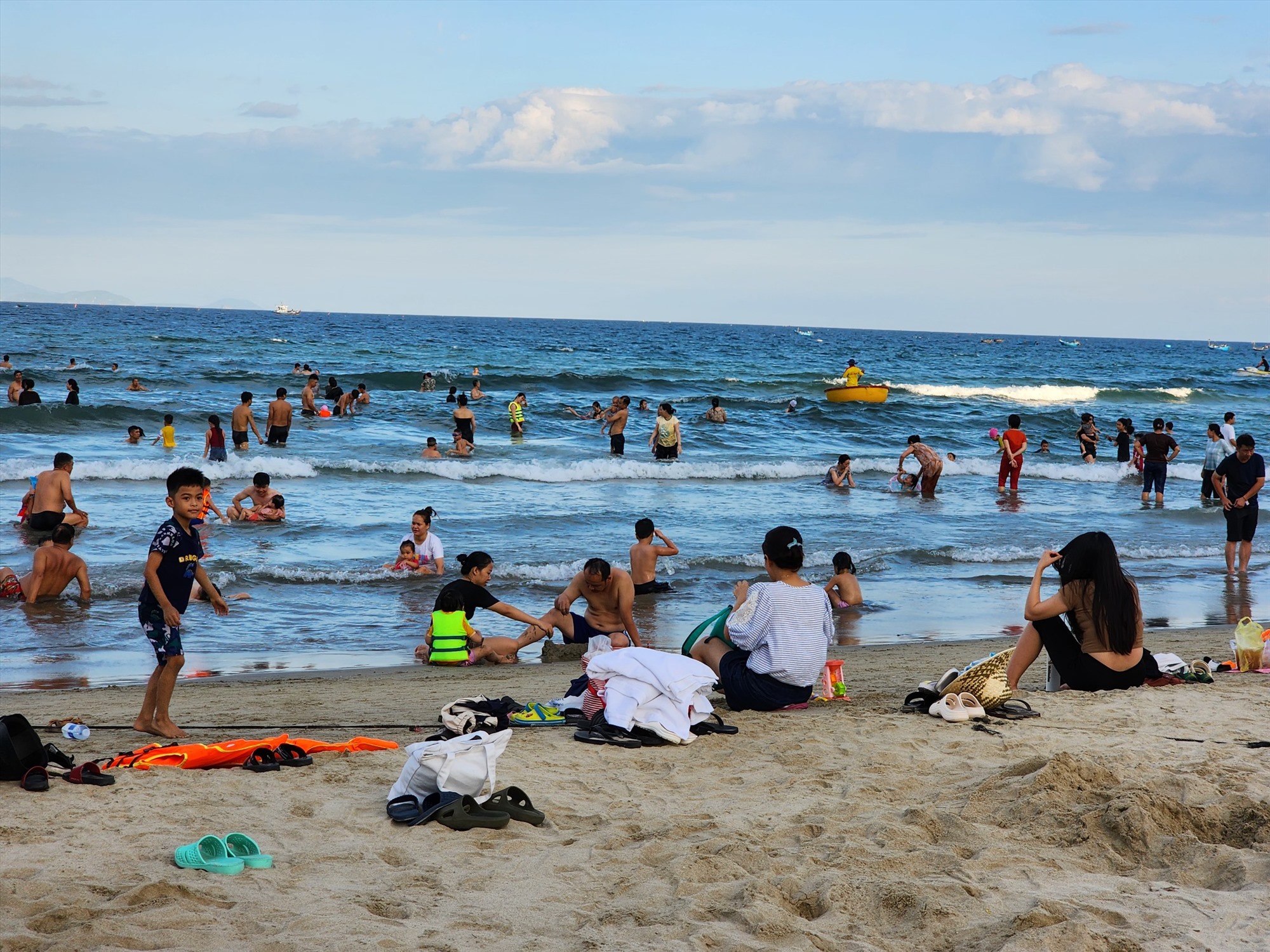 Người dân gửi đồ, trông chừng tài sản sau thông tin trộm cắp trên bãi ...