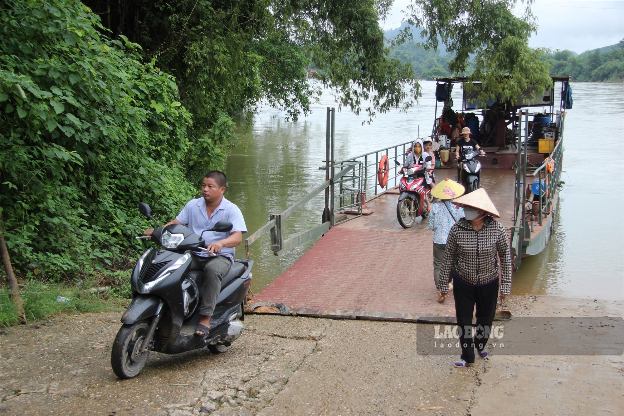 Lênh đênh giữa dòng nước lũ, cả chủ và khách đi đò thờ ơ với đồ cứu sinh
