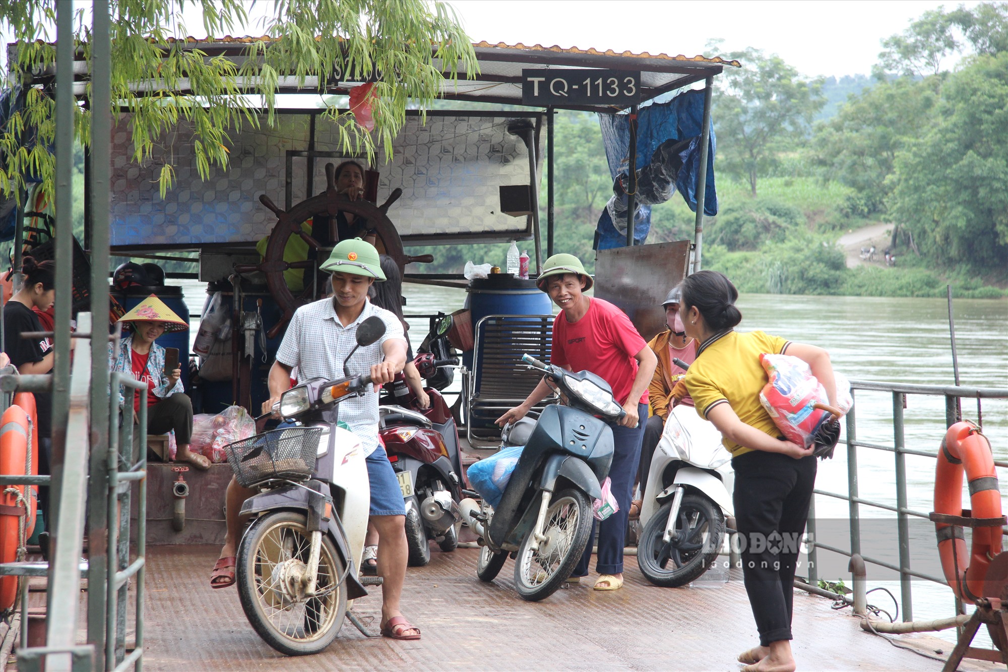 Lênh đênh giữa dòng nước lũ, cả chủ và khách đi đò thờ ơ với đồ cứu sinh
