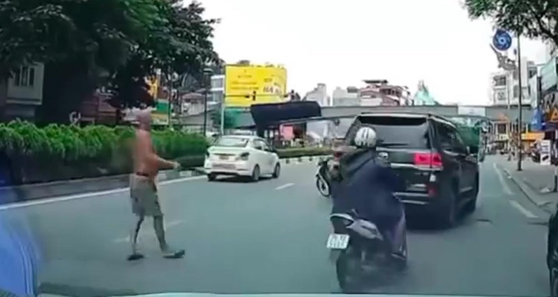 Bắt giữ người đàn ông phi dao vào xe sang giữa đường phố Hà Nội