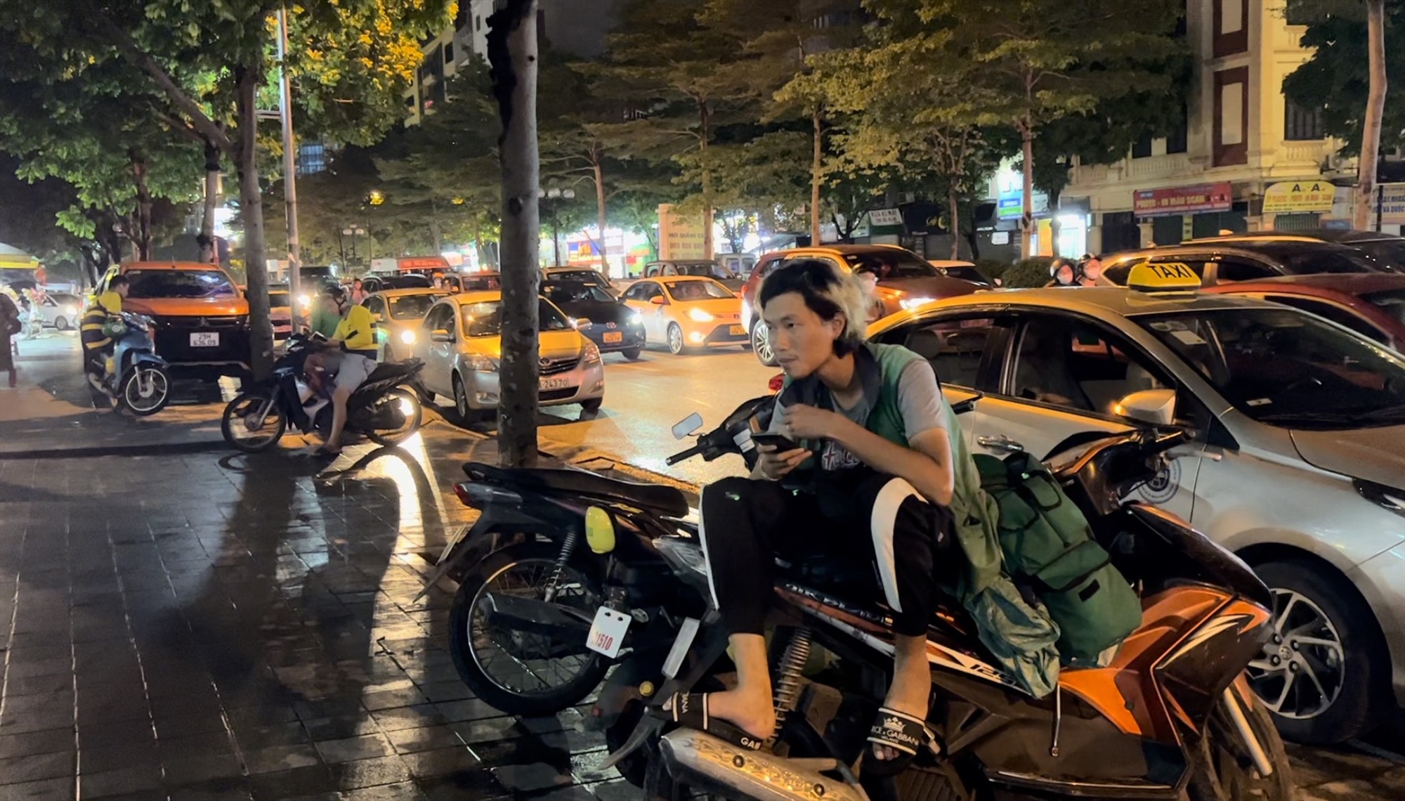 Tài xế xe ôm công nghệ tắt ứng dụng, "nằm dài" trên vỉa hè do tắc đường