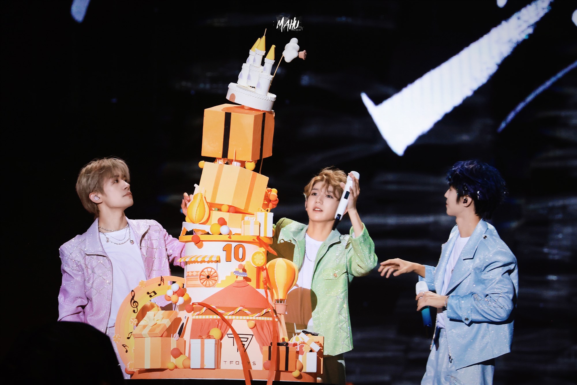 Concert kỷ niệm 10 năm của nhóm TFBoys gây bão truyền thông