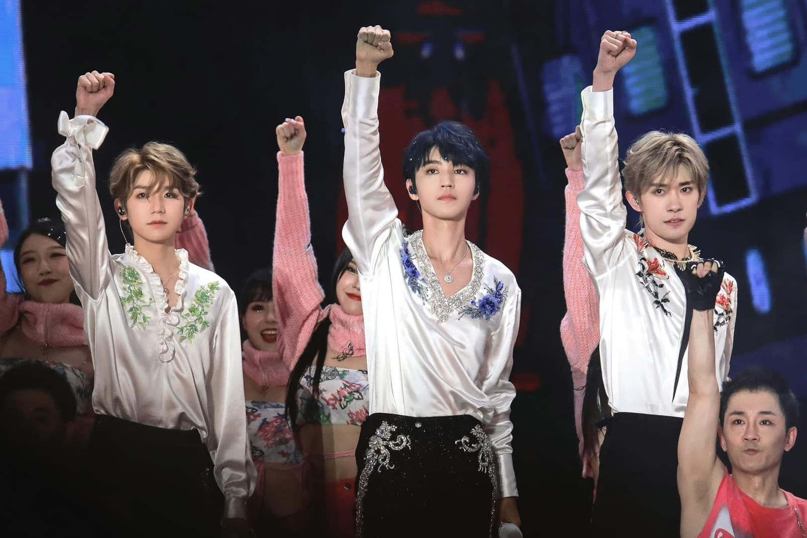 Concert kỷ niệm 10 năm của nhóm TFBoys gây bão truyền thông