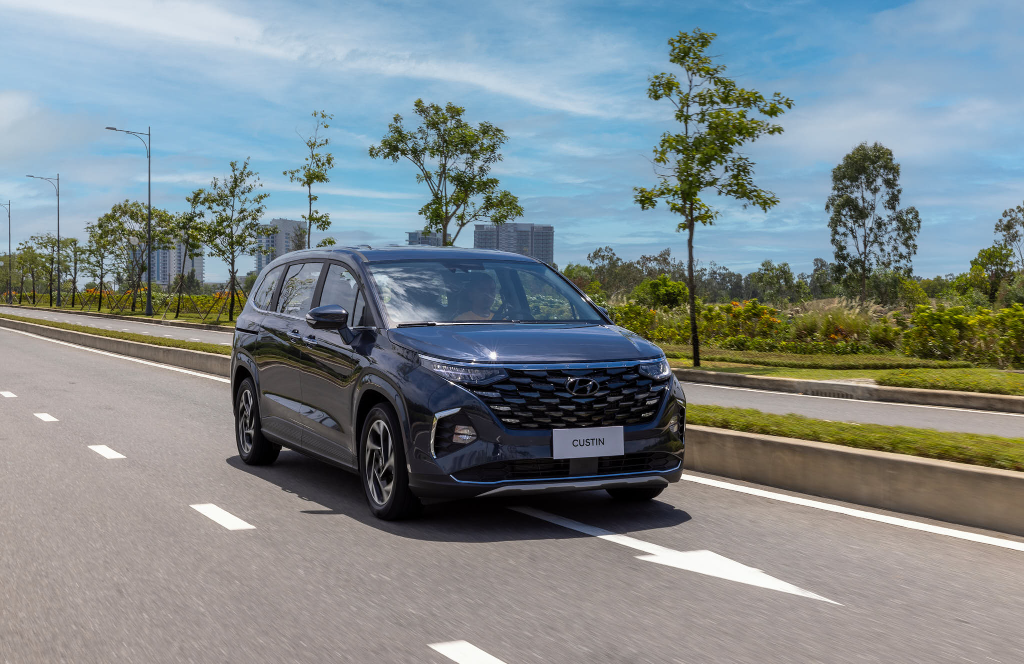 Các phiên bản Hyundai Custin khác biệt gì khi chênh tới 150 triệu đồng?