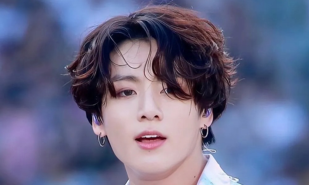 Nghi vấn Jungkook BTS lộ clip ôm ấp cô gái lạ tại nhà riêng