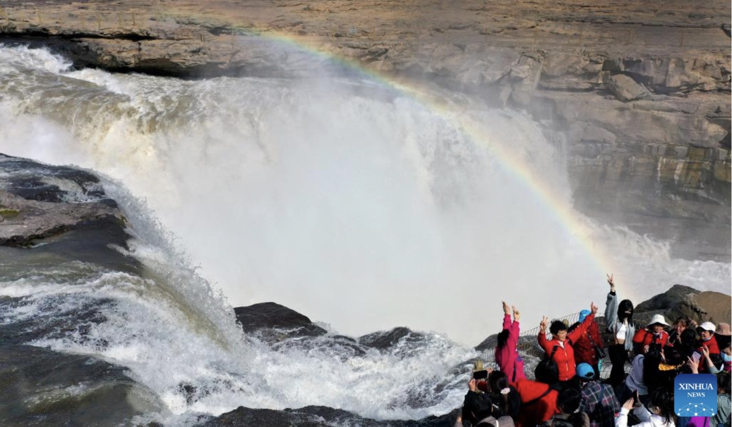 Cầu vồng vắt ngang thác Hồ Khẩu trên sông Hoàng Hà