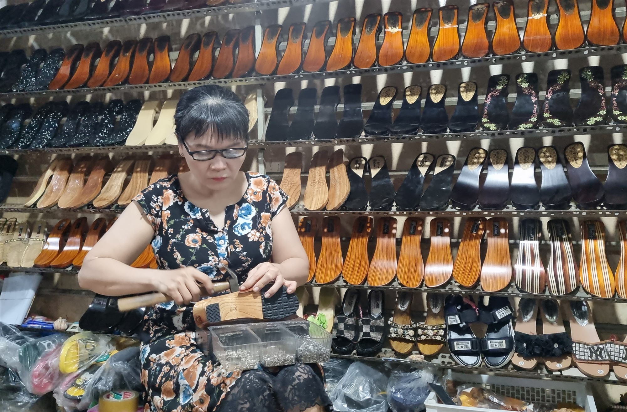 Dành cả thanh xuân cho nghề đóng guốc mộc