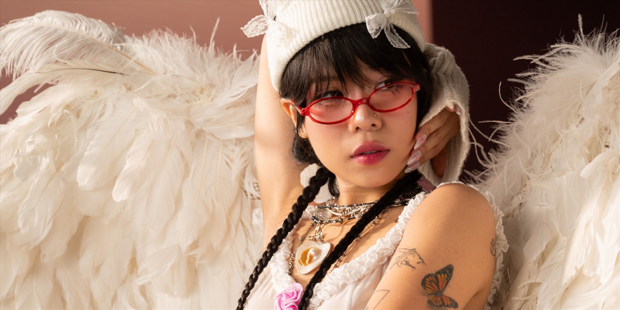 Rapper tlinh và Low G kết hợp trong “Hop on da show”