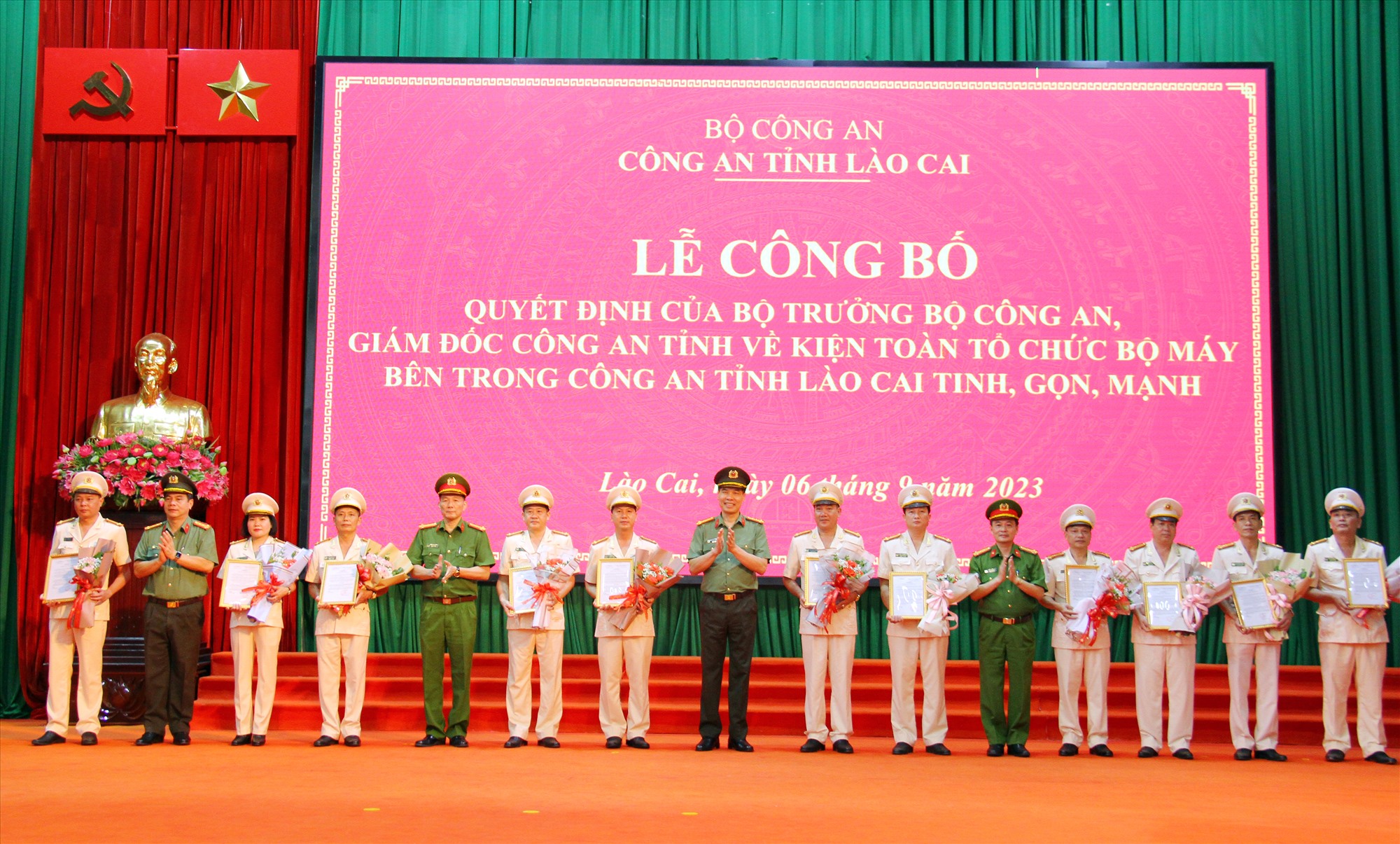 Trong hai ngày, Công an nhiều tỉnh tinh giản các phòng, điều động cán bộ