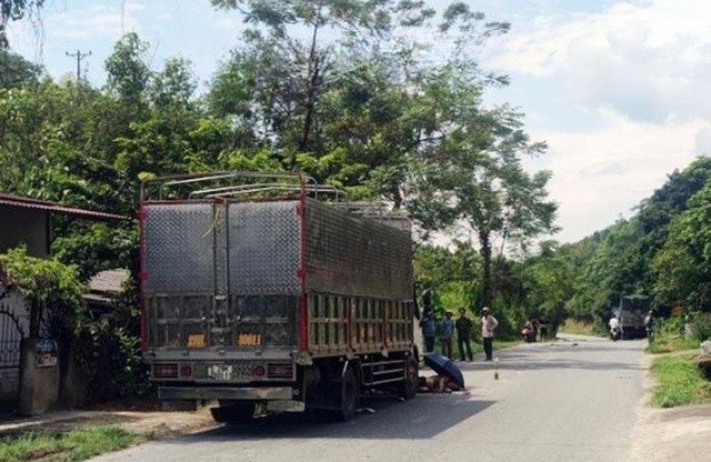Ôtô tải va chạm với xe máy làm 2 người tử vong