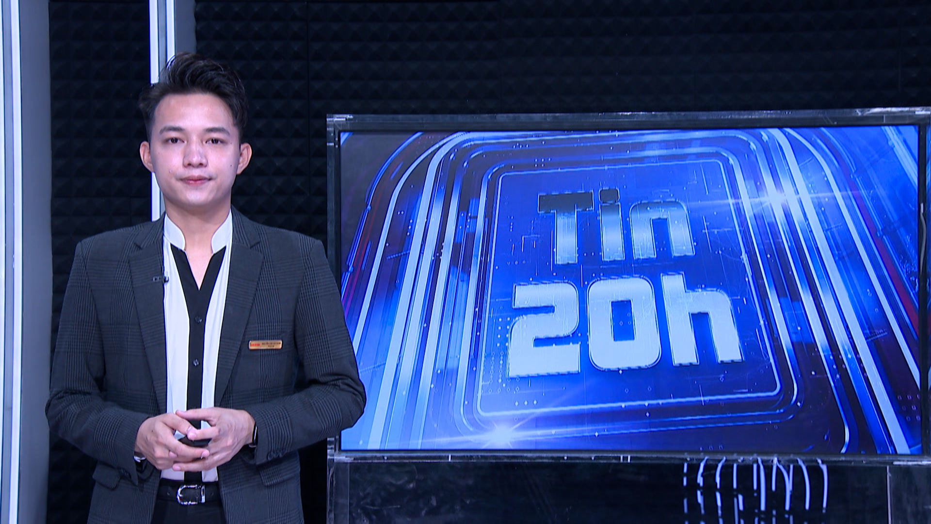 Chụp ảnh thẻ miễn phí cho người cao tuổi nhưng "ép” làm thêm ảnh kỷ niệm