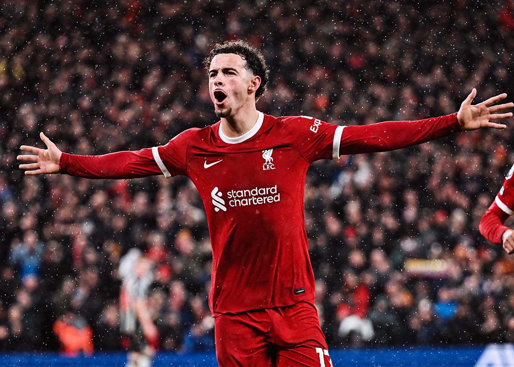 Thắng Newcastle 4-2, Liverpool giữ vững ngôi đầu