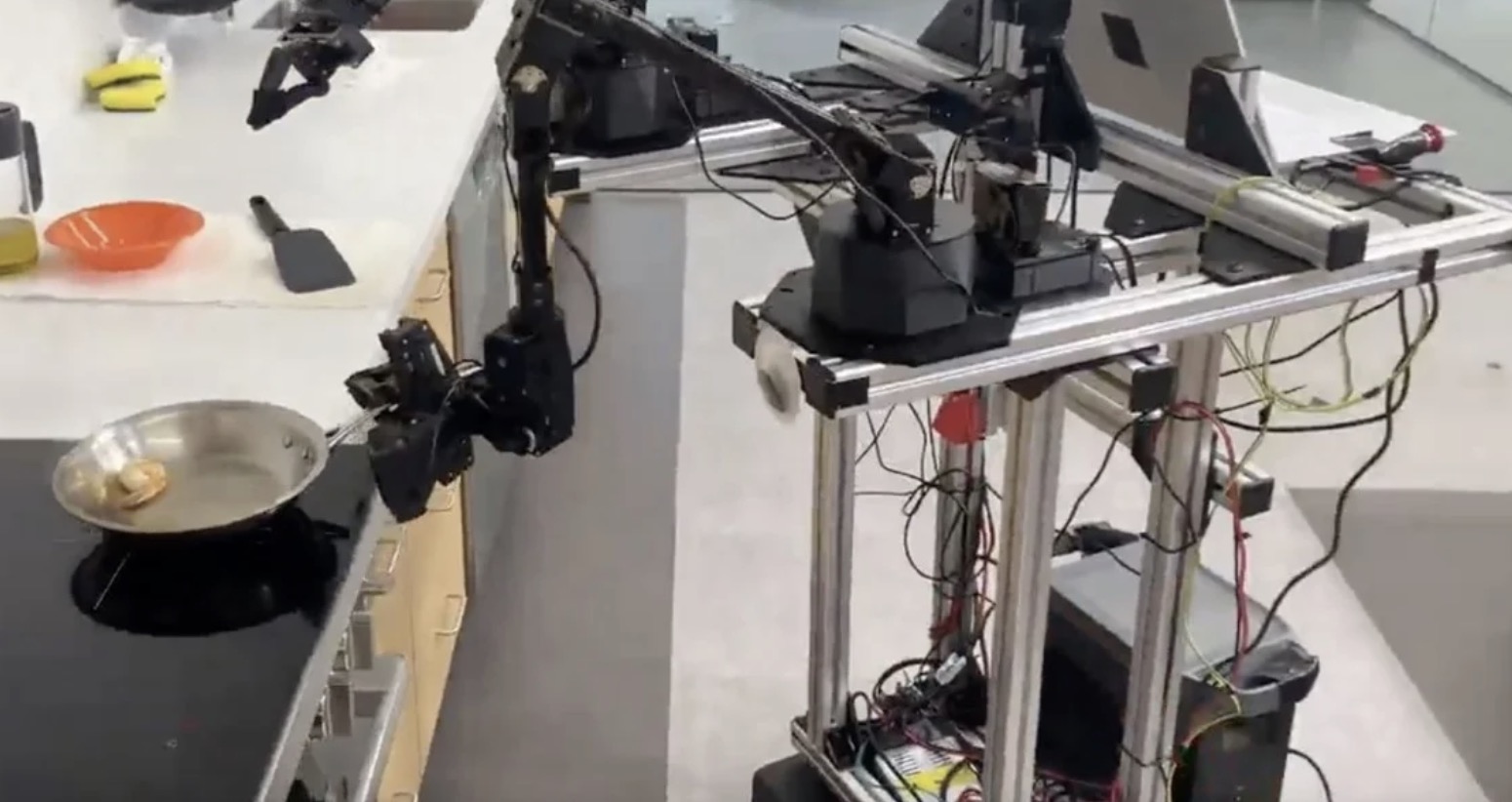 Robot an ninh tại ga tàu điện ngầm New York bị cho "thôi việc"