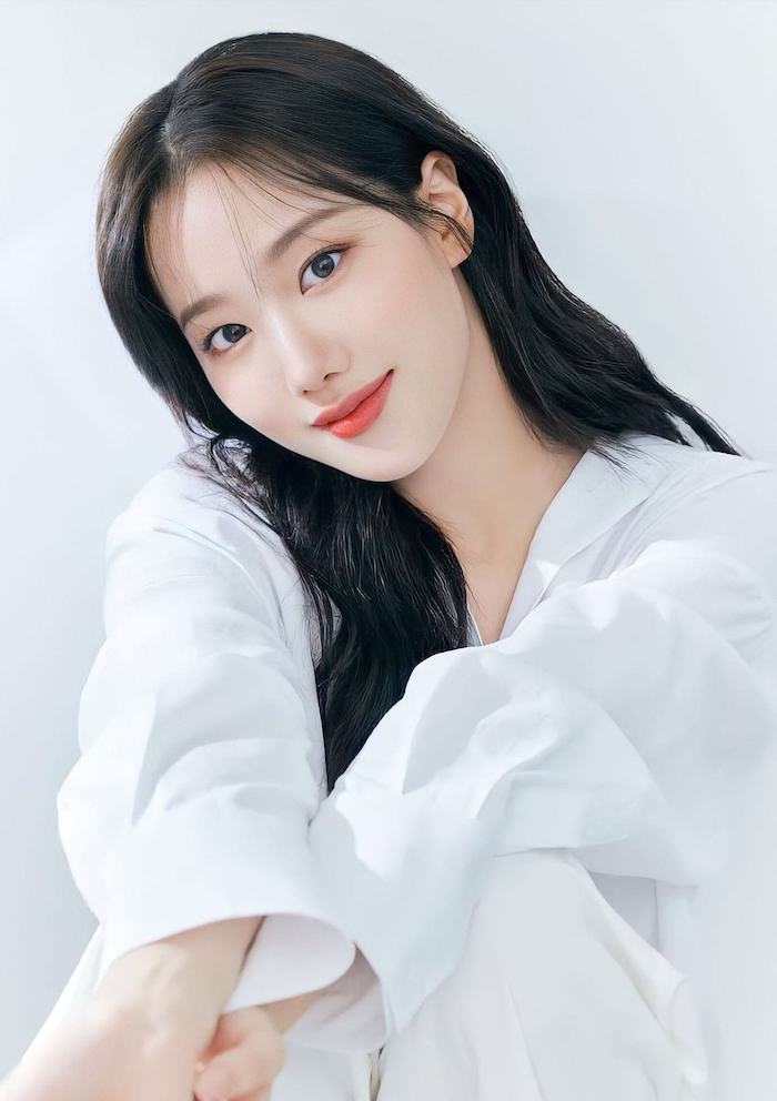 Cựu idol vướng tin hẹn hò cầu thủ Lee Kang In từng bị tố bắt nạt