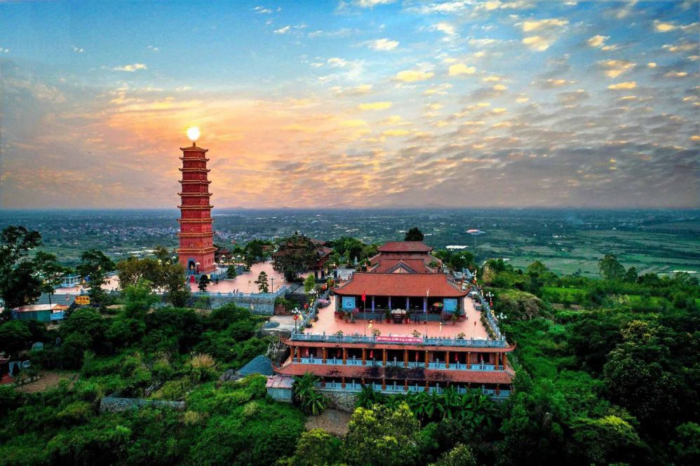 Chuyện về ngôi tháp được ban tên khi rồng vàng hiện lên