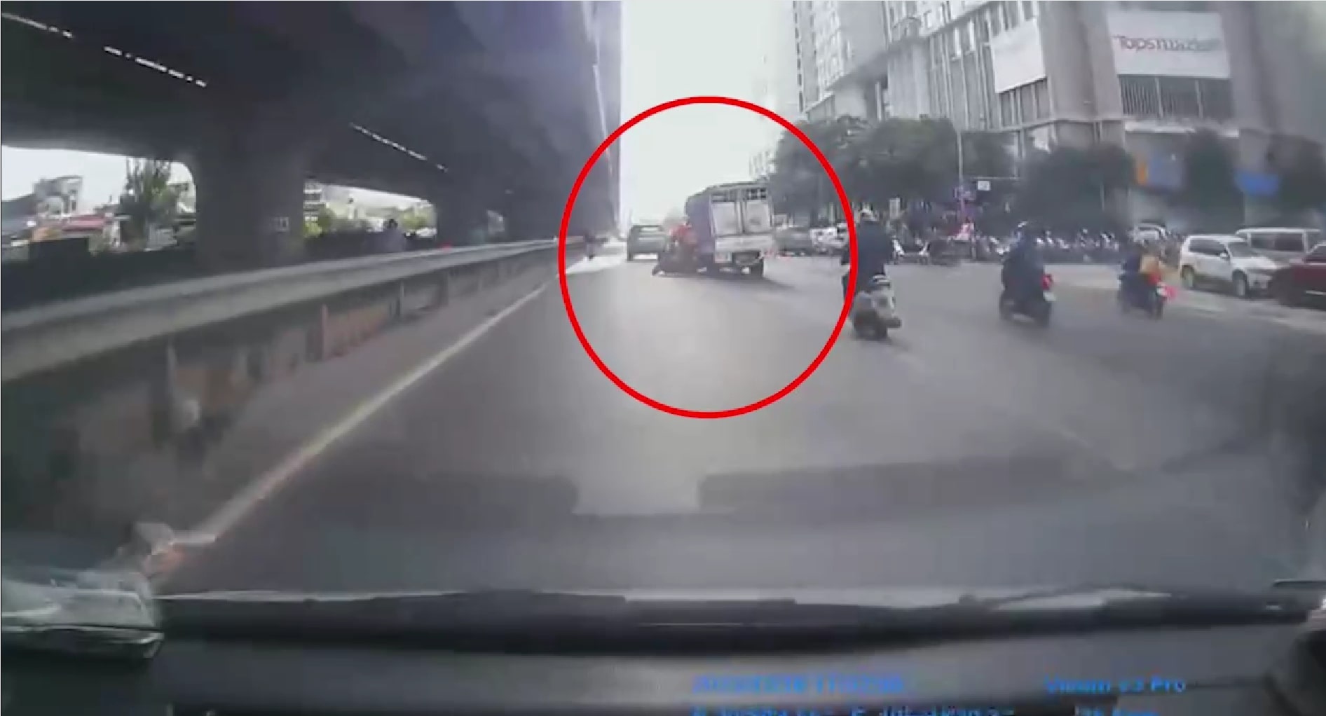 Vụ xe tải ép ngã xe máy, phương tiện của nạn nhân bị tạm giữ trong bao lâu?