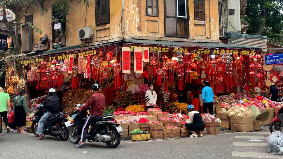 Tiểu thương bán đồ trang trí Tết ở Hàng Mã than khó dù tấp nập khách
