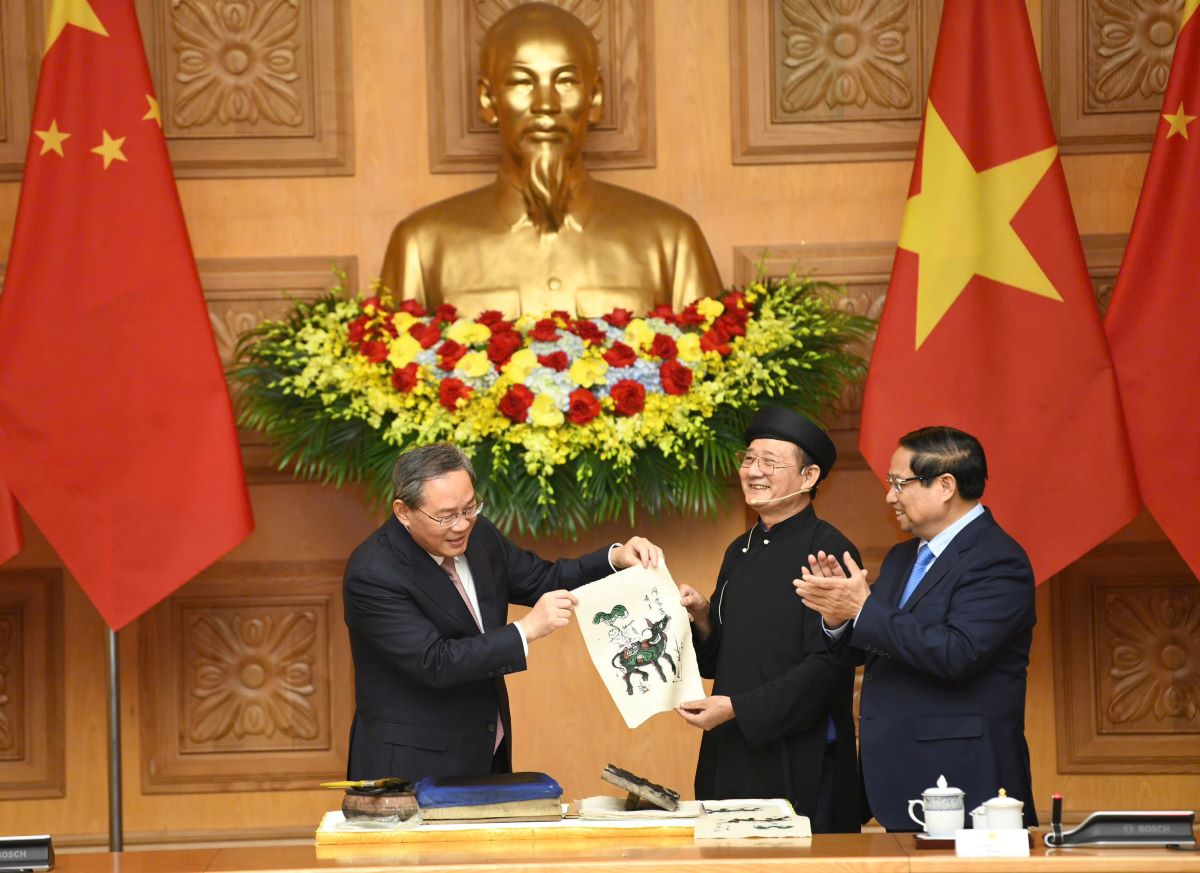 Maintaining national colors in Dong Ho paintings