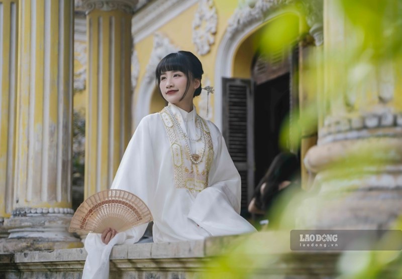 Young girls in charming traditional costumes on October 20 in Hue