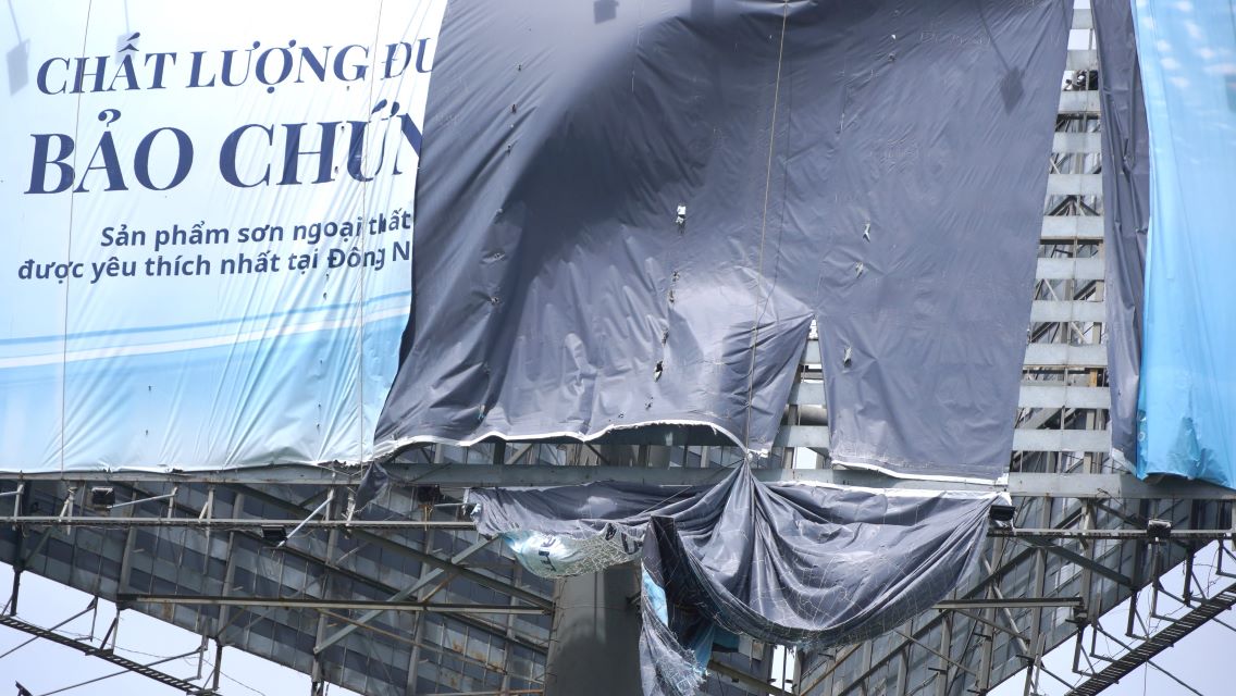 Cần Thơ yêu cầu tháo dỡ bảng quảng cáo ngoài trời hư hỏng