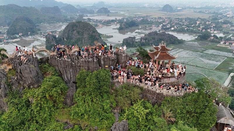 Crowds of people jostling on top of Hang Mua in the middle of the week