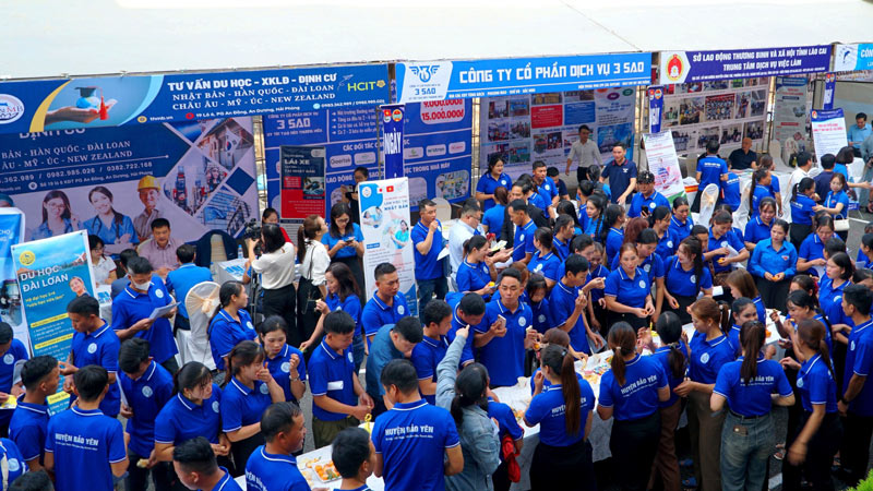 Hundreds of Lao Cai workers participate in job fair