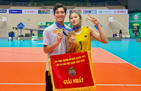 Vietnam Volleyball November 22: Bich Tuyen interacts with rapper