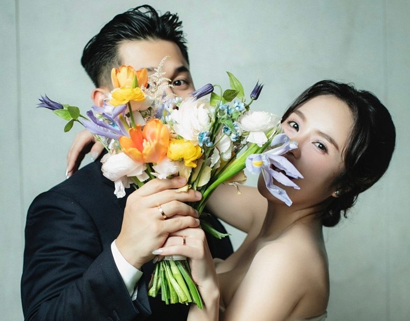 Singer Thai Trinh releases romantic wedding photos with her husband