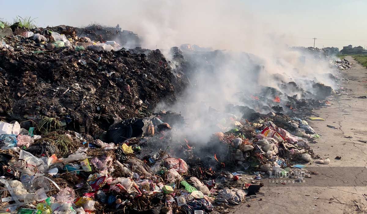 Bãi rác lộ thiên, đốt rác khói mù mịt ở Thái Bình
