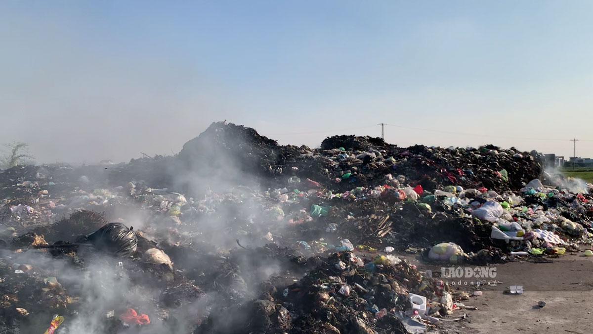 Bãi rác lộ thiên, đốt rác khói mù mịt ở Thái Bình