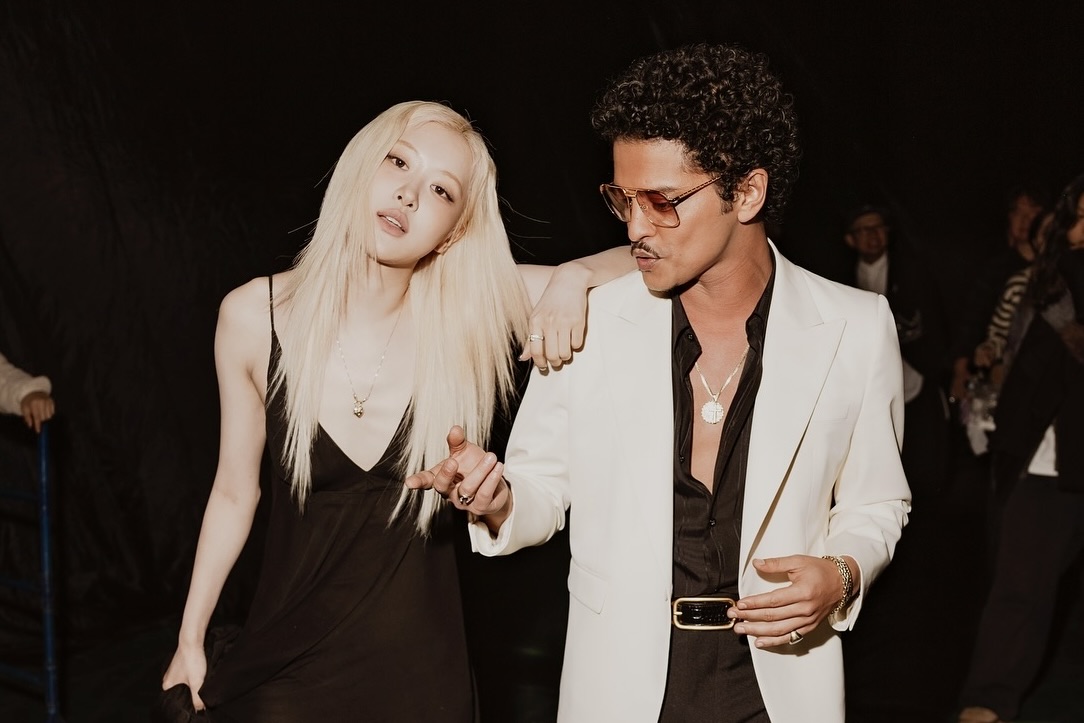 Rose explains the kiss scene with Bruno Mars on the cheek in the music ...