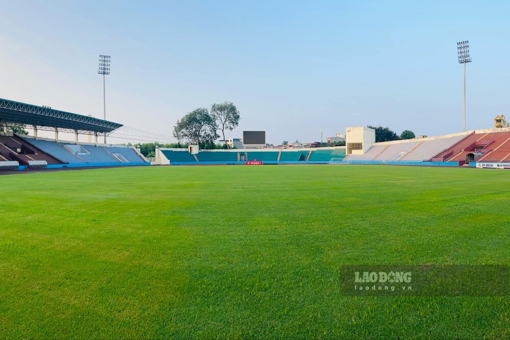 Mặt cỏ sân Việt Trì ra sao trước khả năng phục vụ AFF Cup?