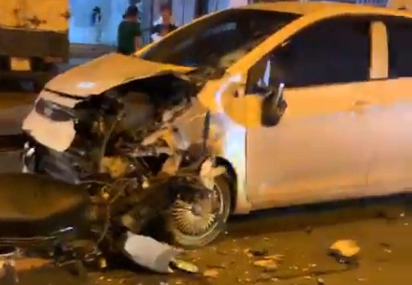 Teenager riding a motorcycle without a license plate crashes head-on ...