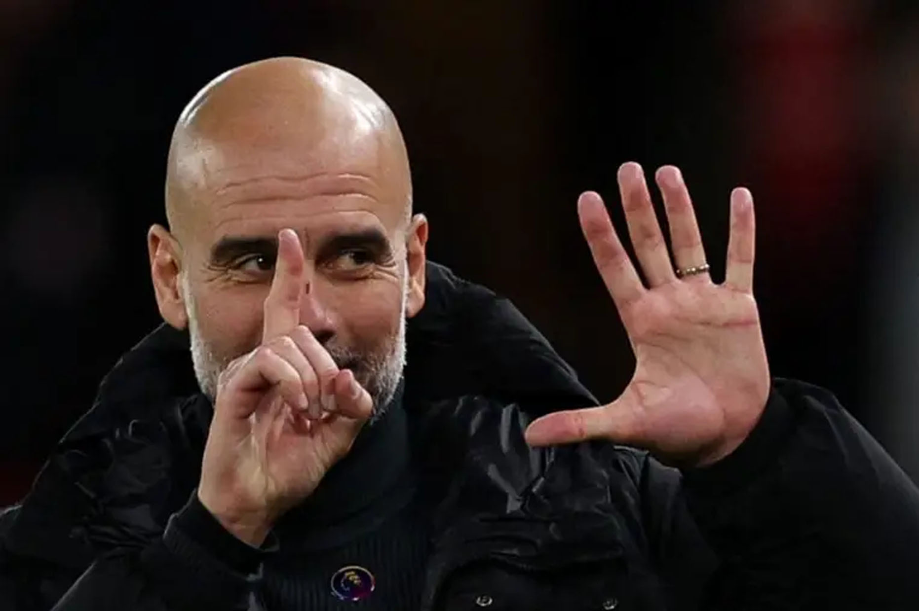 Pep Guardiola muốn nói gì khi giơ 6 ngón tay đáp trả fan Liverpool?