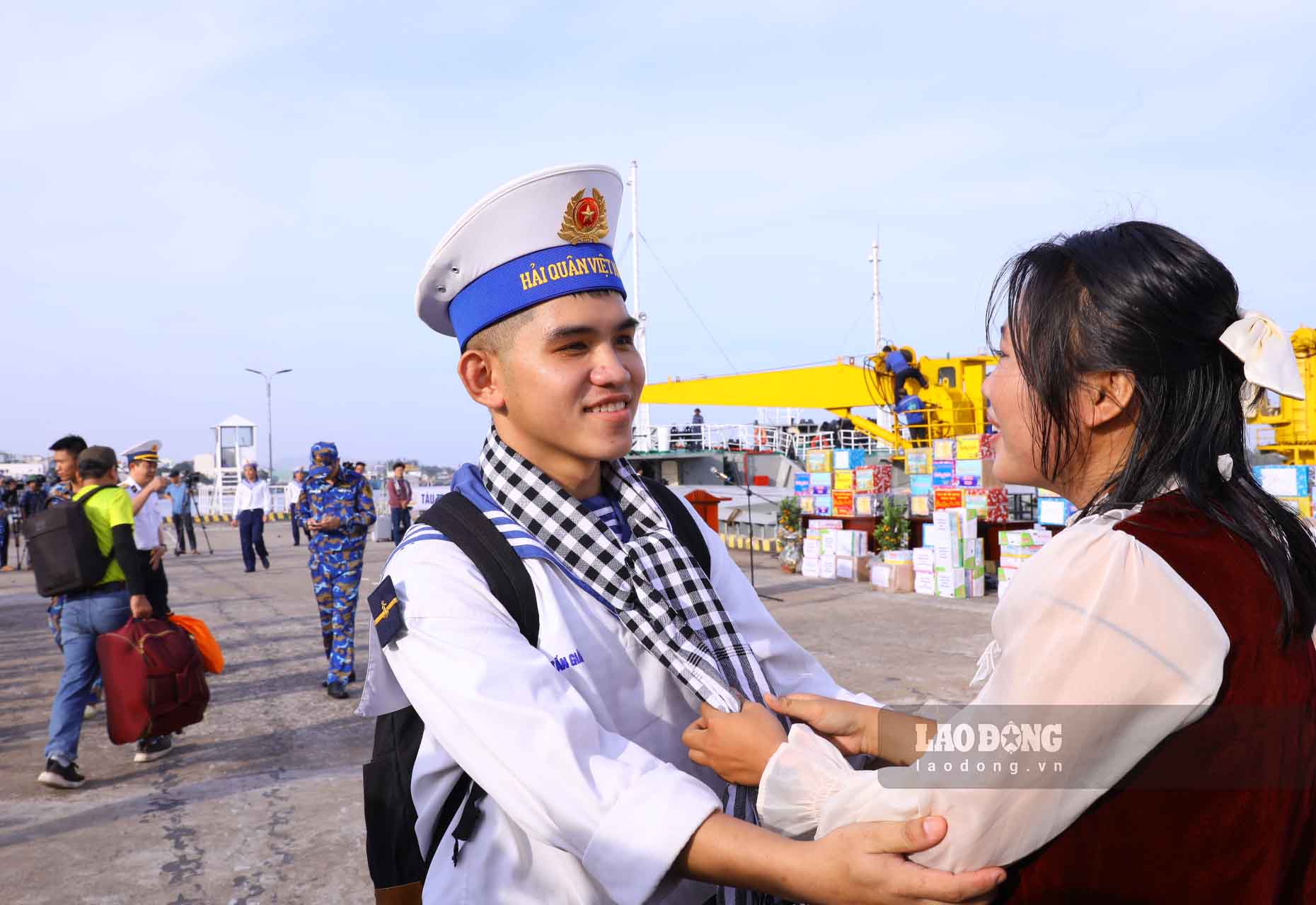 Chuyện tình lính biển: "Anh đủ hết rồi, chỉ cần gửi 2 mẹ con ra thôi"