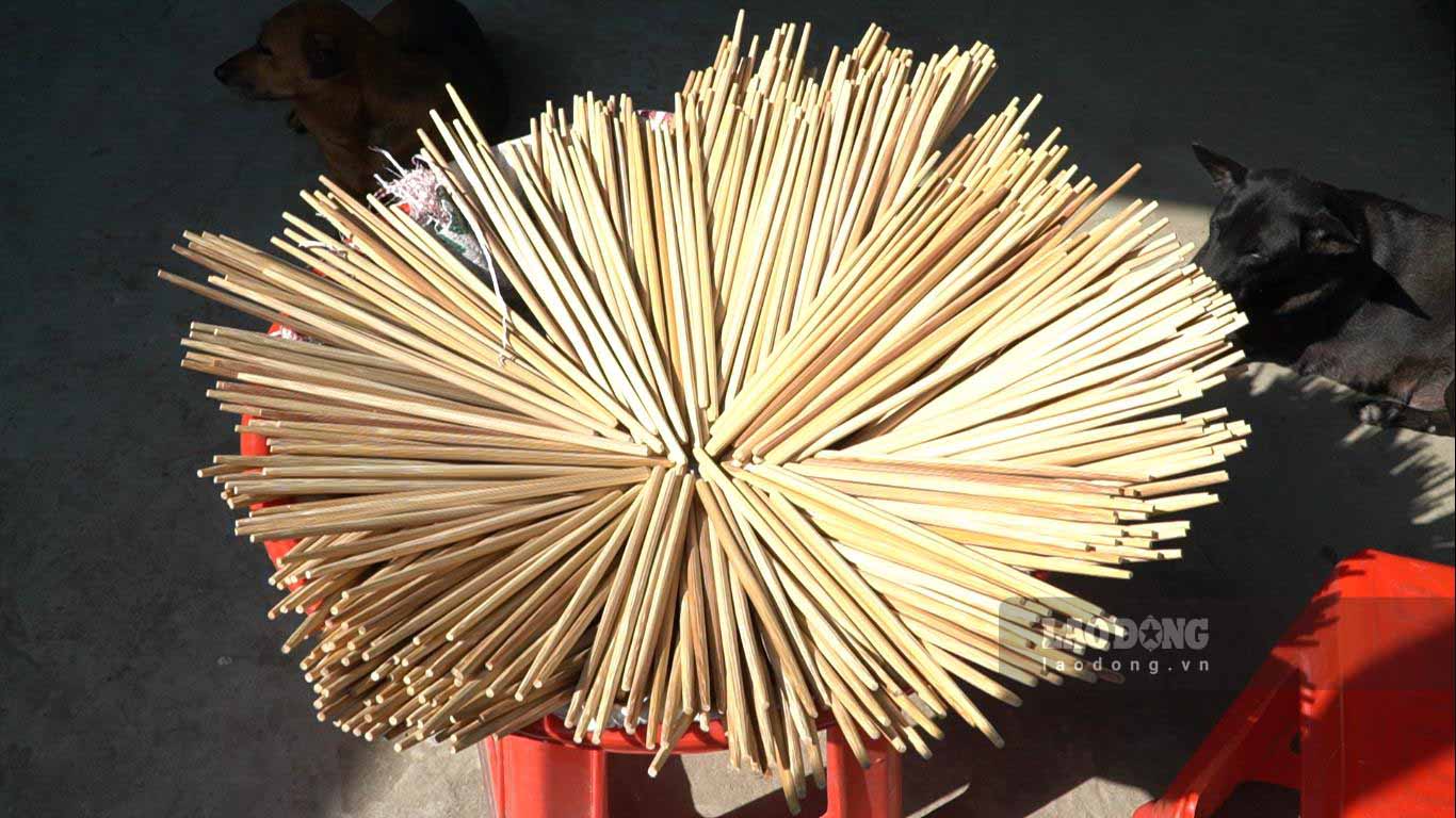 Người hơn 20 năm làm nghề vót đũa chỉ bí quyết xài đũa tre bền, đẹp
