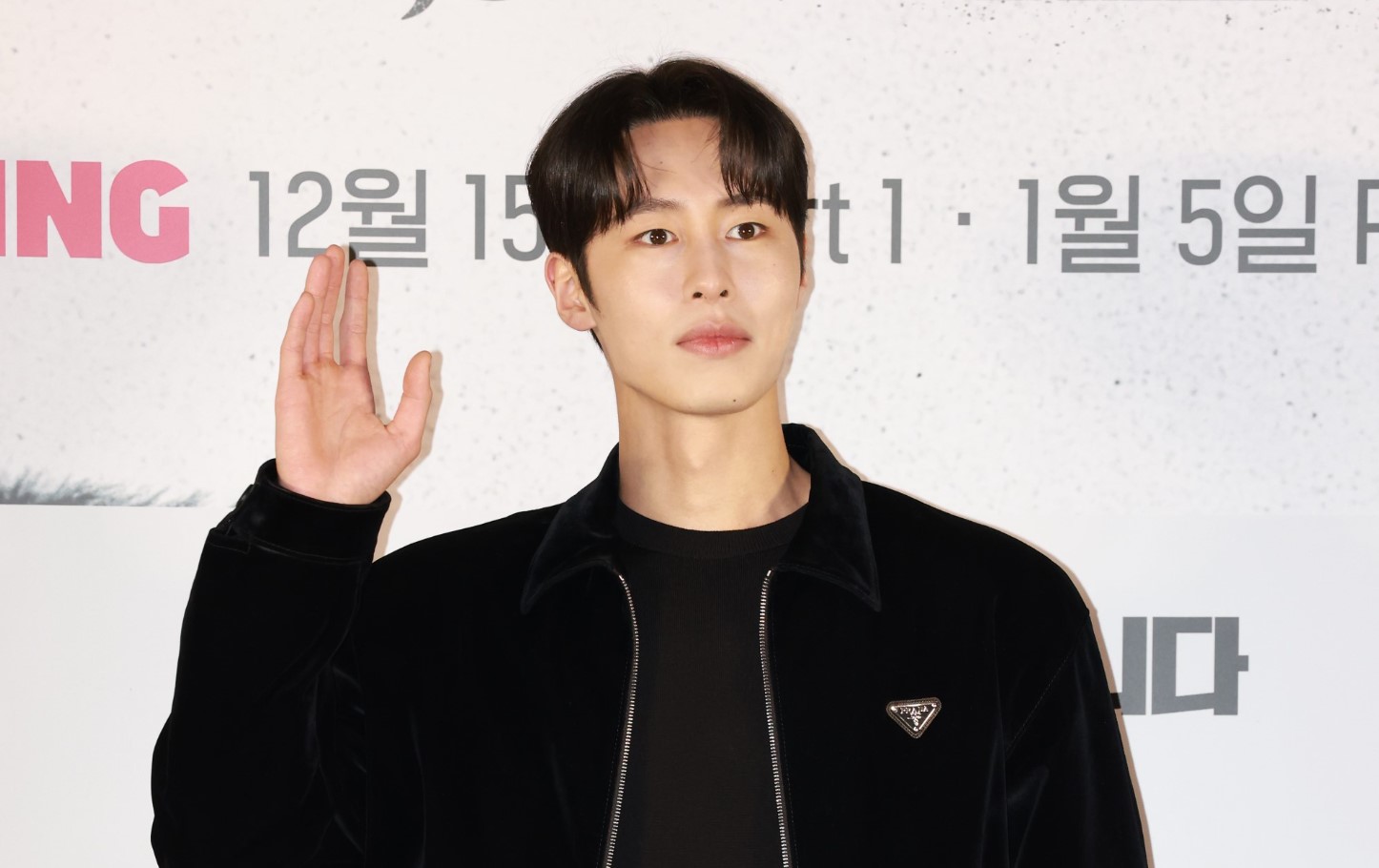 Công ty yêu cầu khán giả không làm phiền Lee Jae Wook sau tin hẹn hò Karina