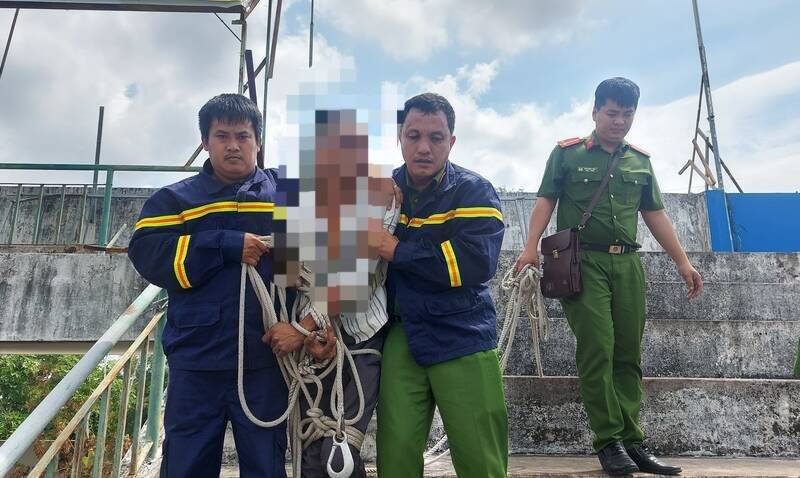 Tạm giữ đối tượng ngáo đá cầm dao xông vào trụ sở Công an, tấn công 2 người